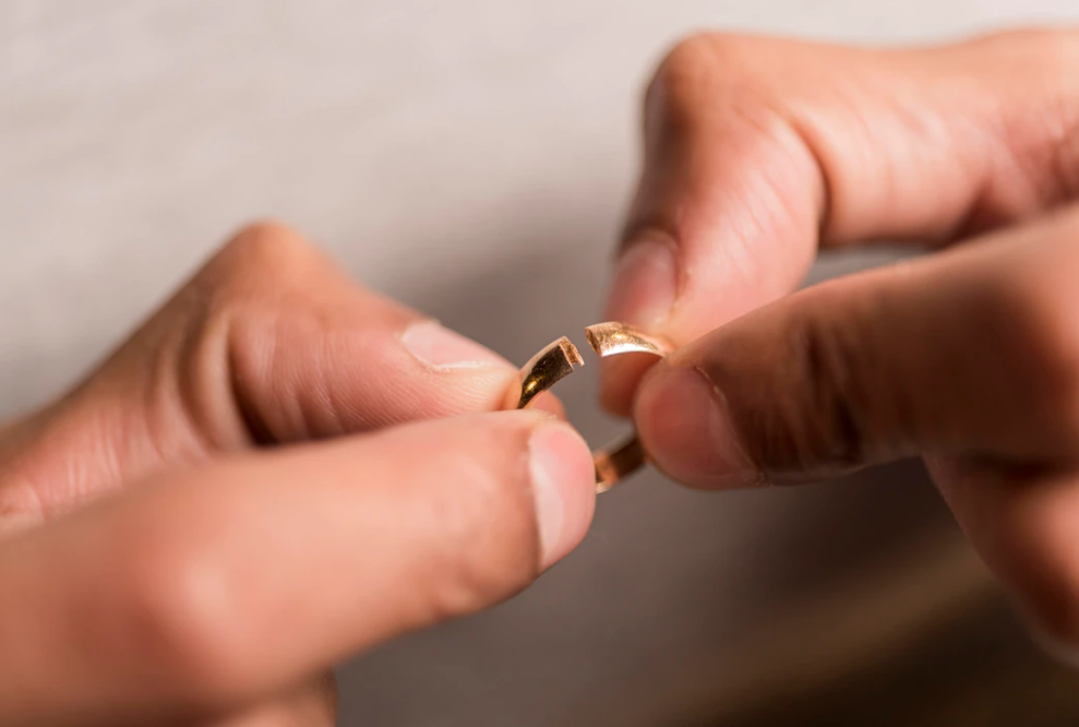 O Que Significa Quando a Aliança De Casamento Quebra? O Que Significa Quando a Aliança De Casamento Quebra?